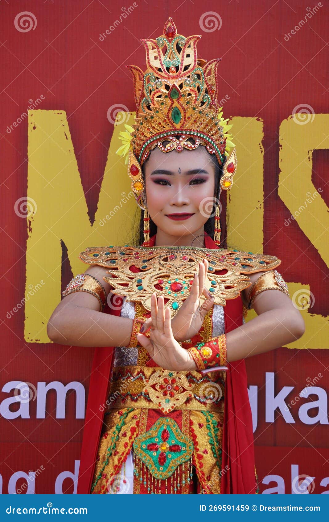 Indonesian Traditional Dancers with Traditional Clothes Editorial Stock ...