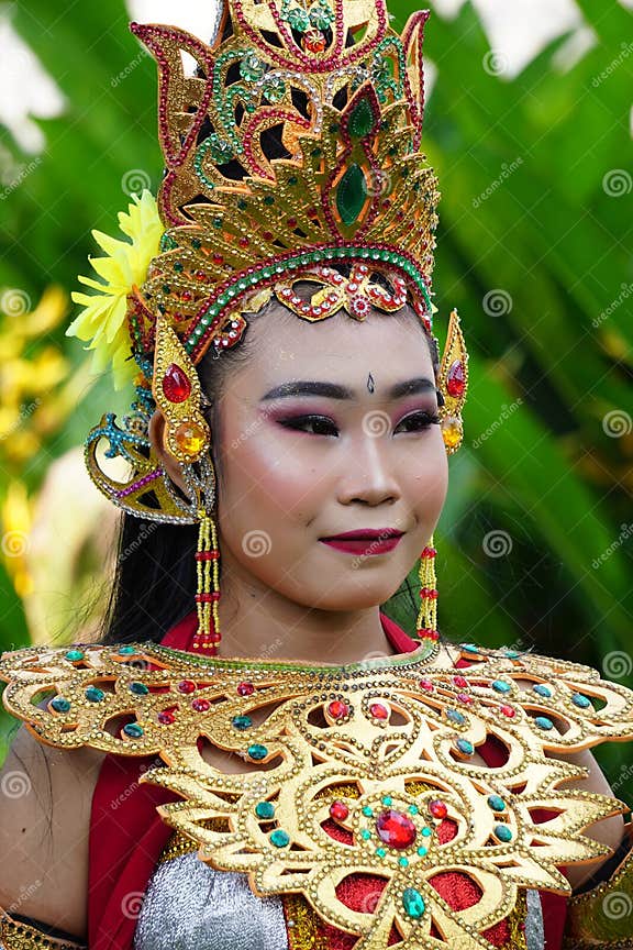 Indonesian Traditional Dancers With Traditional Clothes Editorial Stock