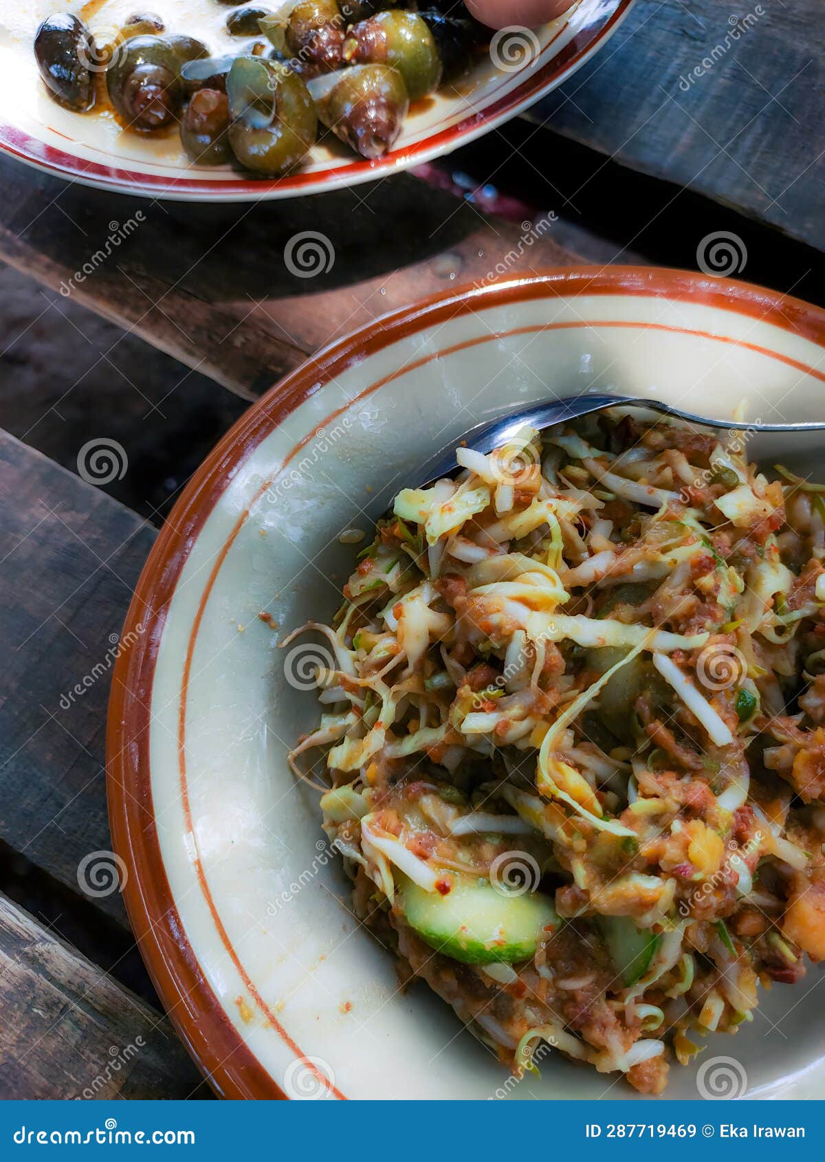 Indonesian Traditional Dishes Karedok and Tutut Stock Image - Image of ...