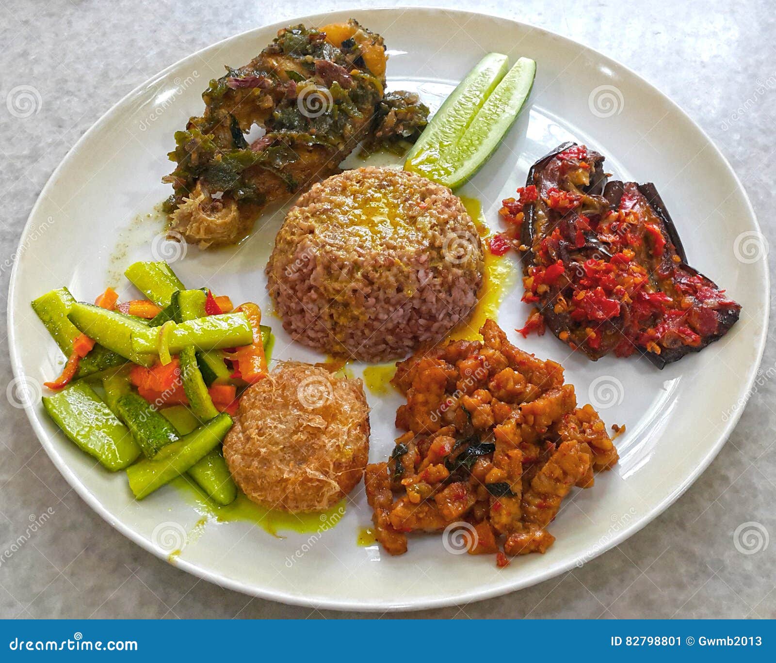 INDONESISK MAT NASI CAMPUR fotografering för bildbyråer. Bild av ...