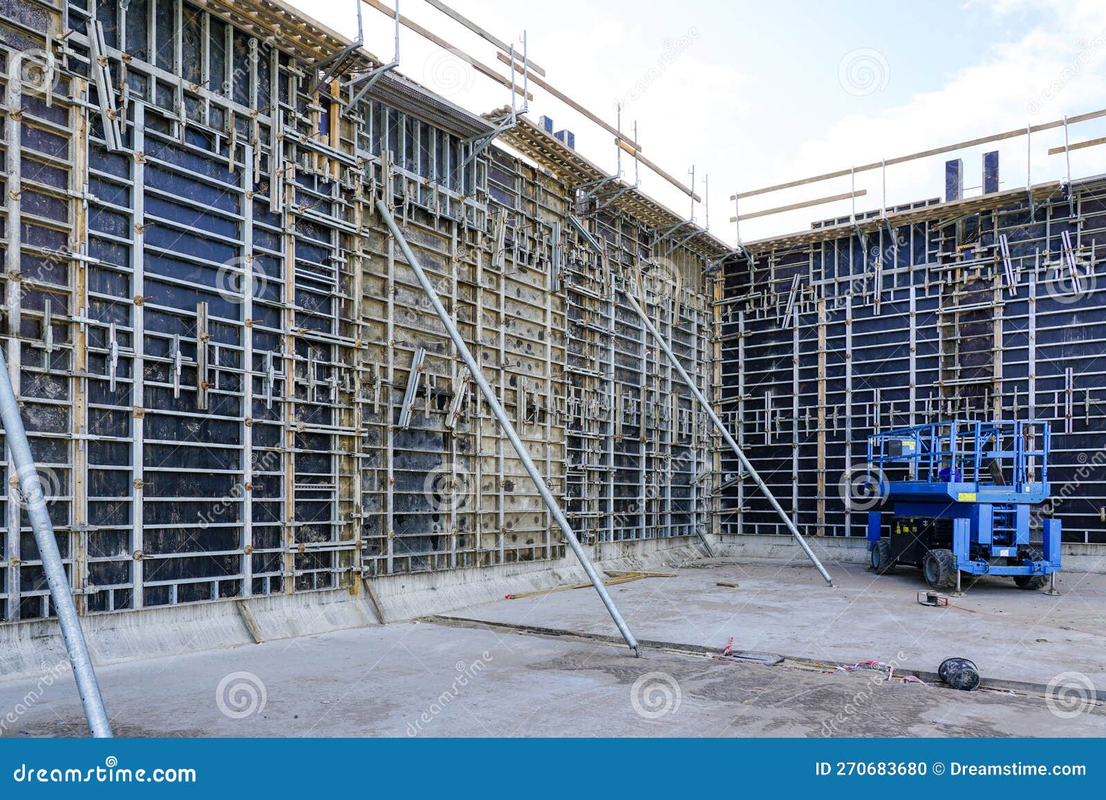 Industrial Building Wall Construction Using Concrete Formwork with a ...