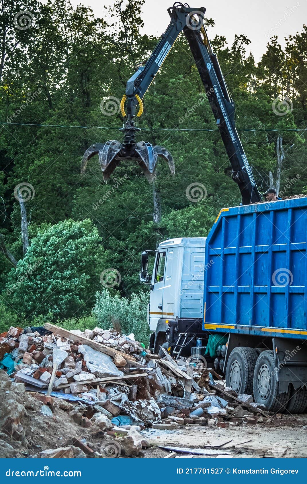 Excavator Arm with Claw on the Trash Truck Collecting Litter. Claw ... Excavator Arm with Claw on the Trash Truck Collecting Litter. Claw ...
