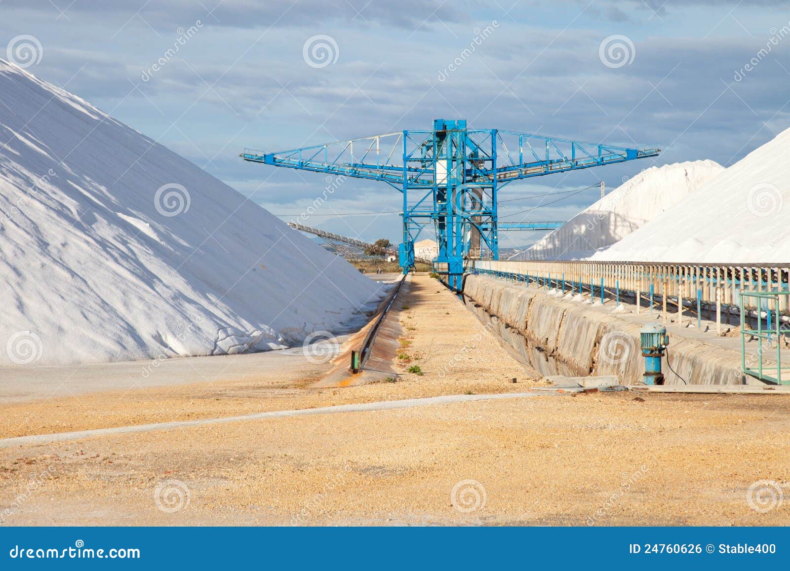 Industrie du sel photo stock. Image of espagne, exploitation - 24760626