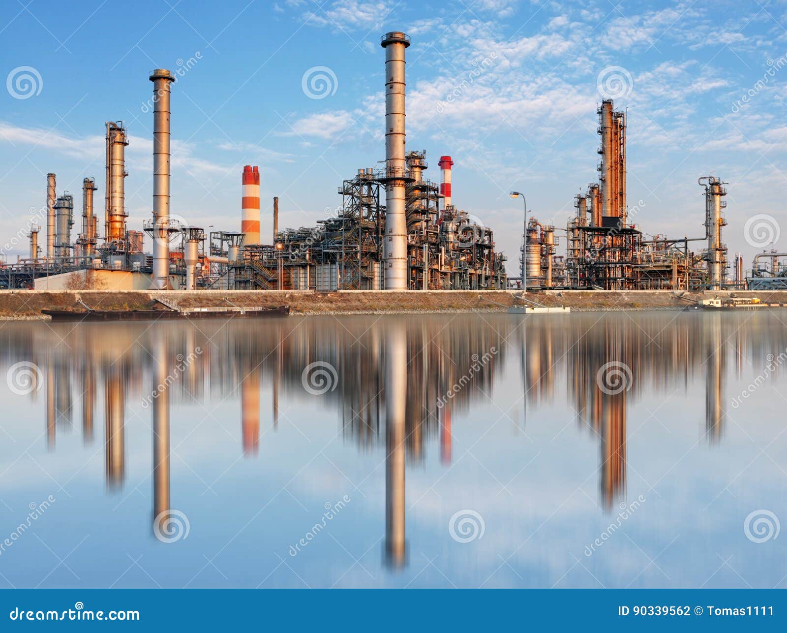 Industrie, Fabriek - Olieraffinaderij Stock Foto - Image of pijp, indië ...