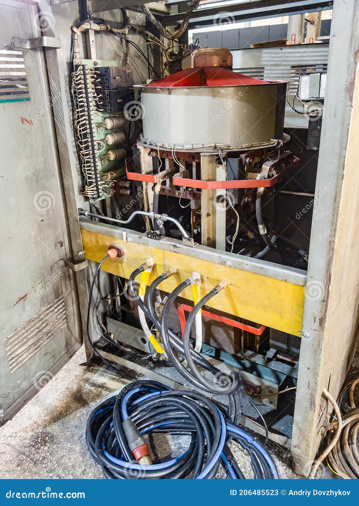 Industrie Mit Elektrischer Trafo Stromkabeln Coils Und Stockbild - Bild ...