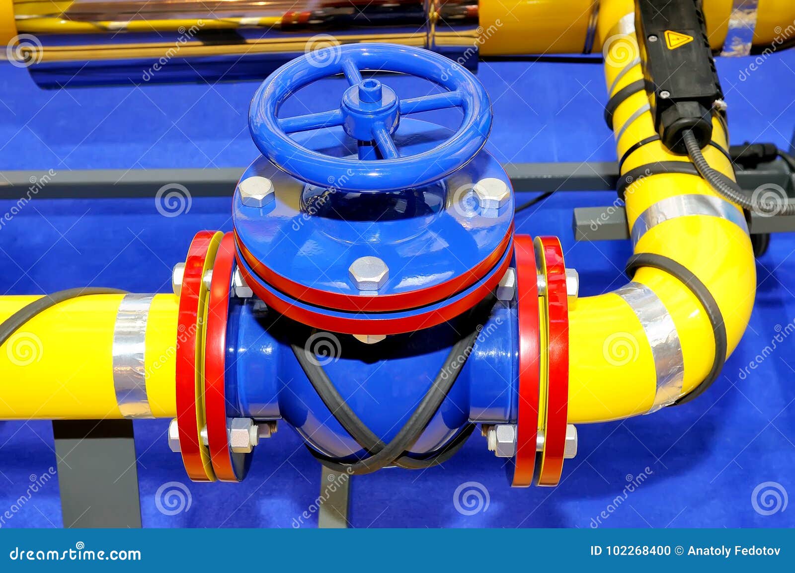 Industrieller Drehschieber Und Rohrleitung Stockfoto - Bild von ...