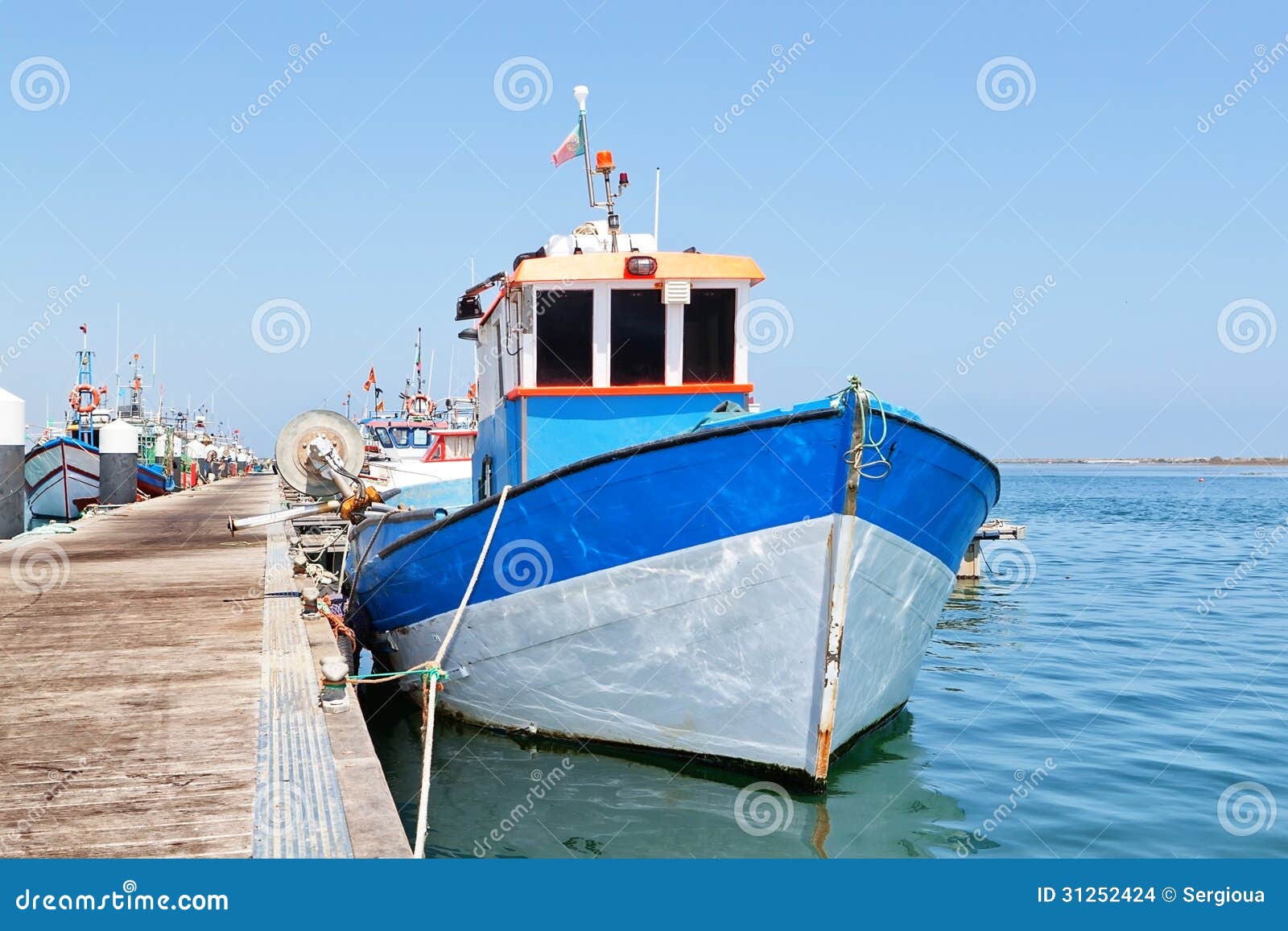 Industrielles Fischerboot. stockfoto. Bild von idyllisch - 31252424