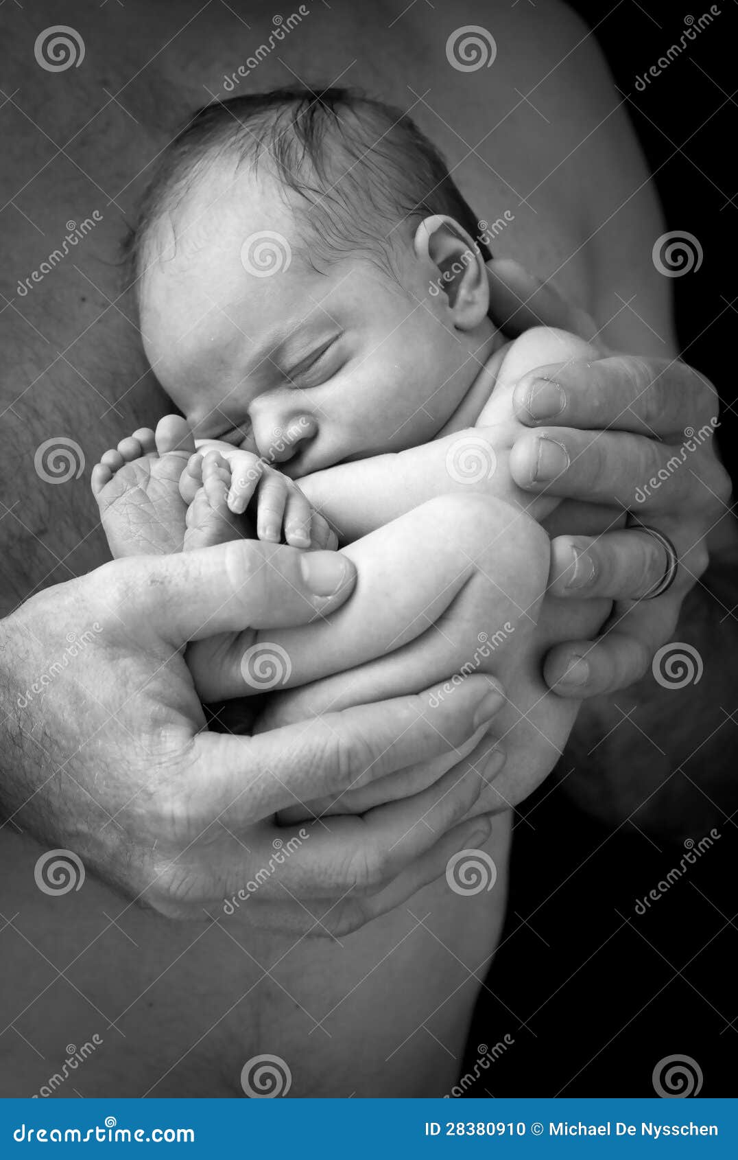 Infante Neonato in Mani Dei Padri Fotografia Stock - Immagine di ...