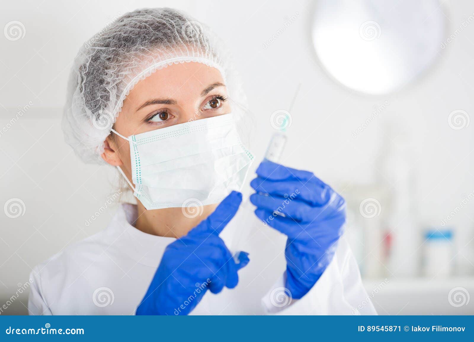 Infermiere Che Fa Iniezione Immagine Stock - Immagine di ospedale ...