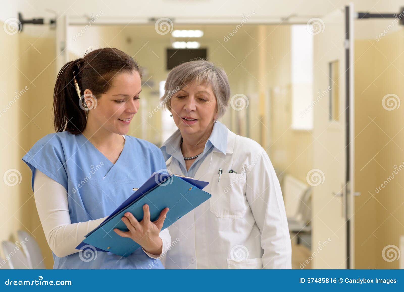 Infermiere Con Medico in Ospedale Fotografia Stock - Immagine di ...