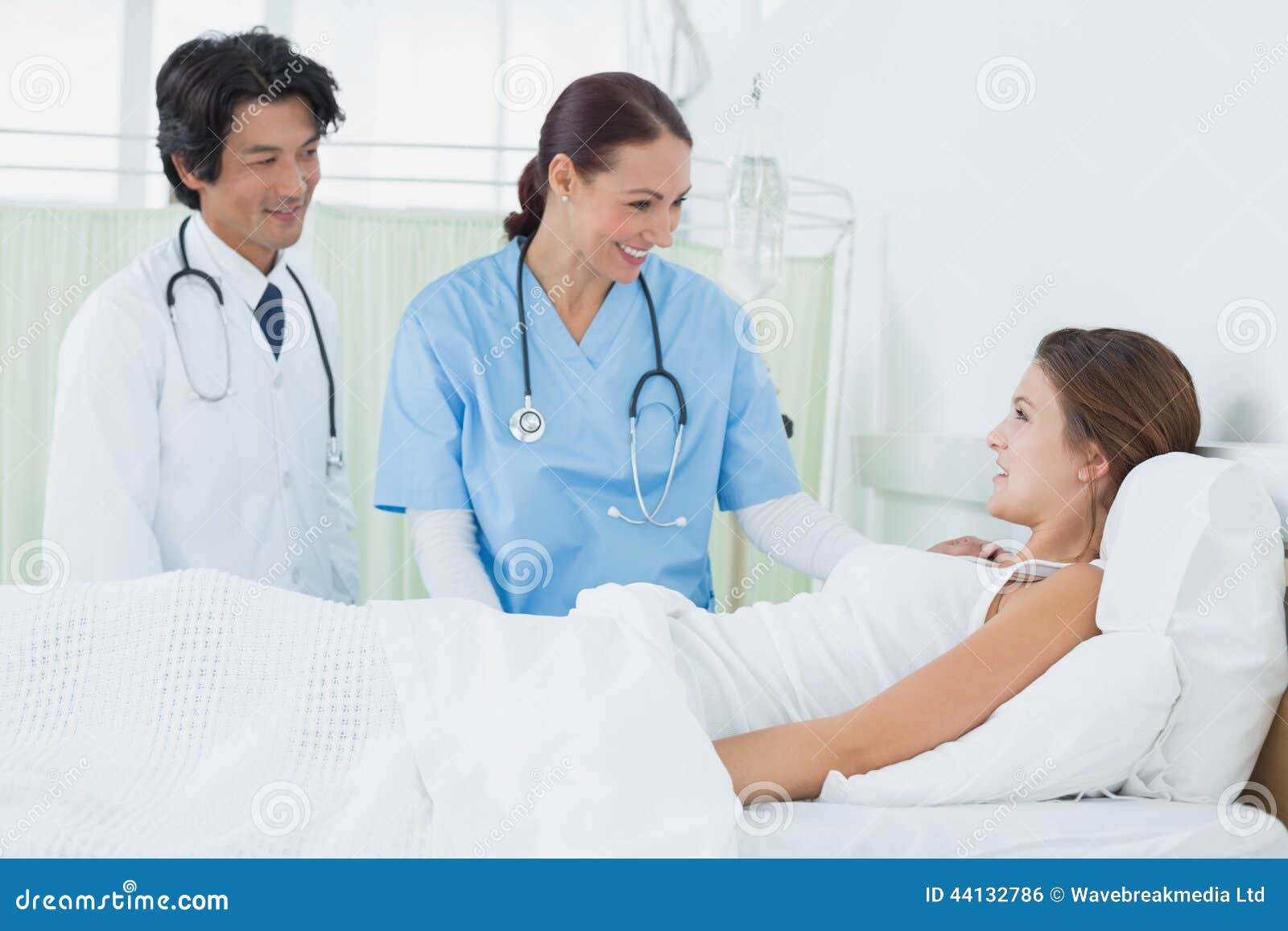 Infermiere E Medico Che Controllano Paziente Fotografia Stock ...