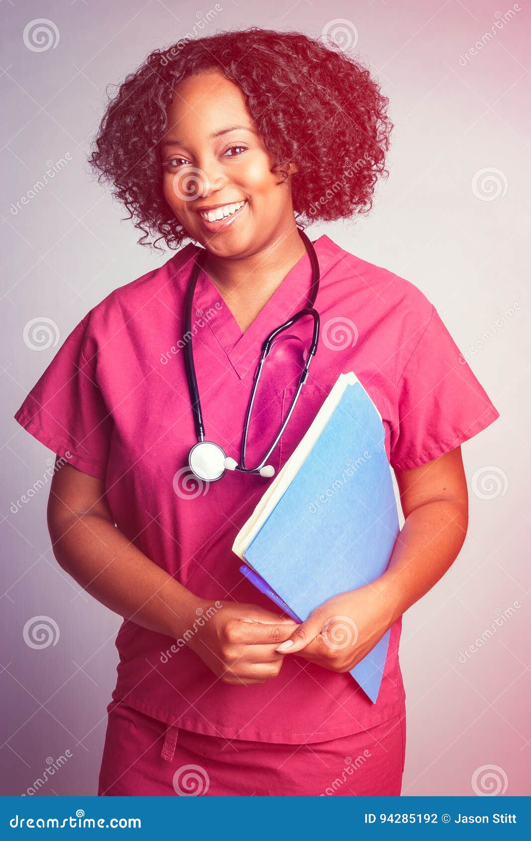 Infermiere nero sorridente fotografia stock. Immagine di posizione ...