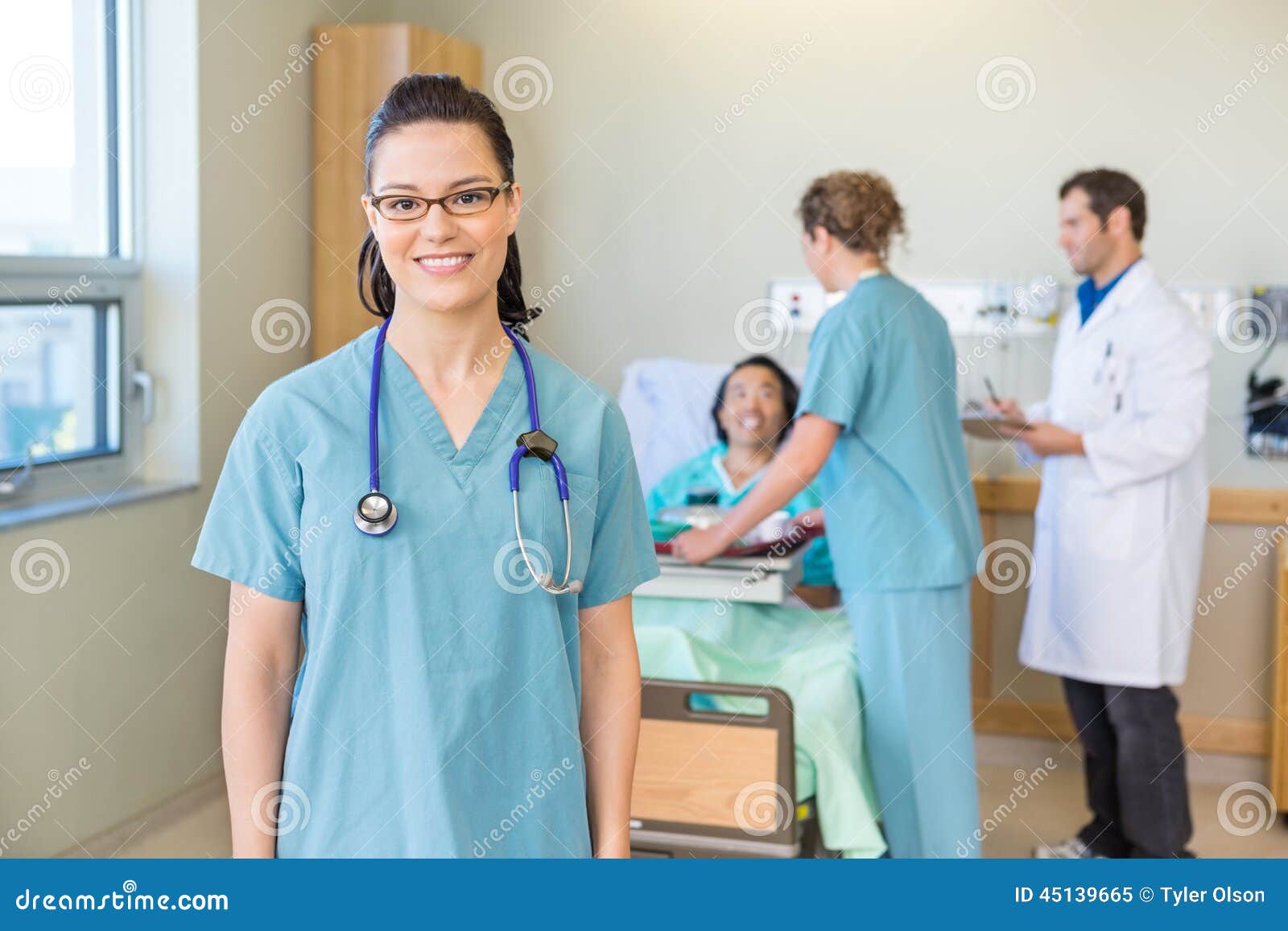 Infermiere Smiling with Patient E Team in Medico Immagine Stock ...