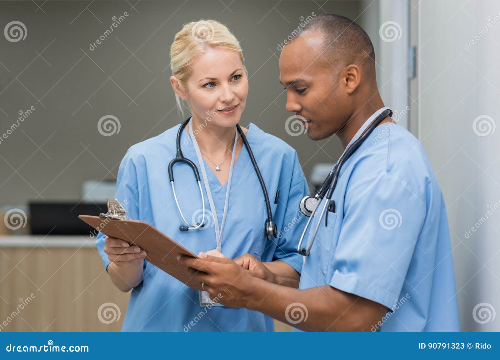 Infermieri Che Controllano Le Perizie Mediche Immagine Stock - Immagine ...