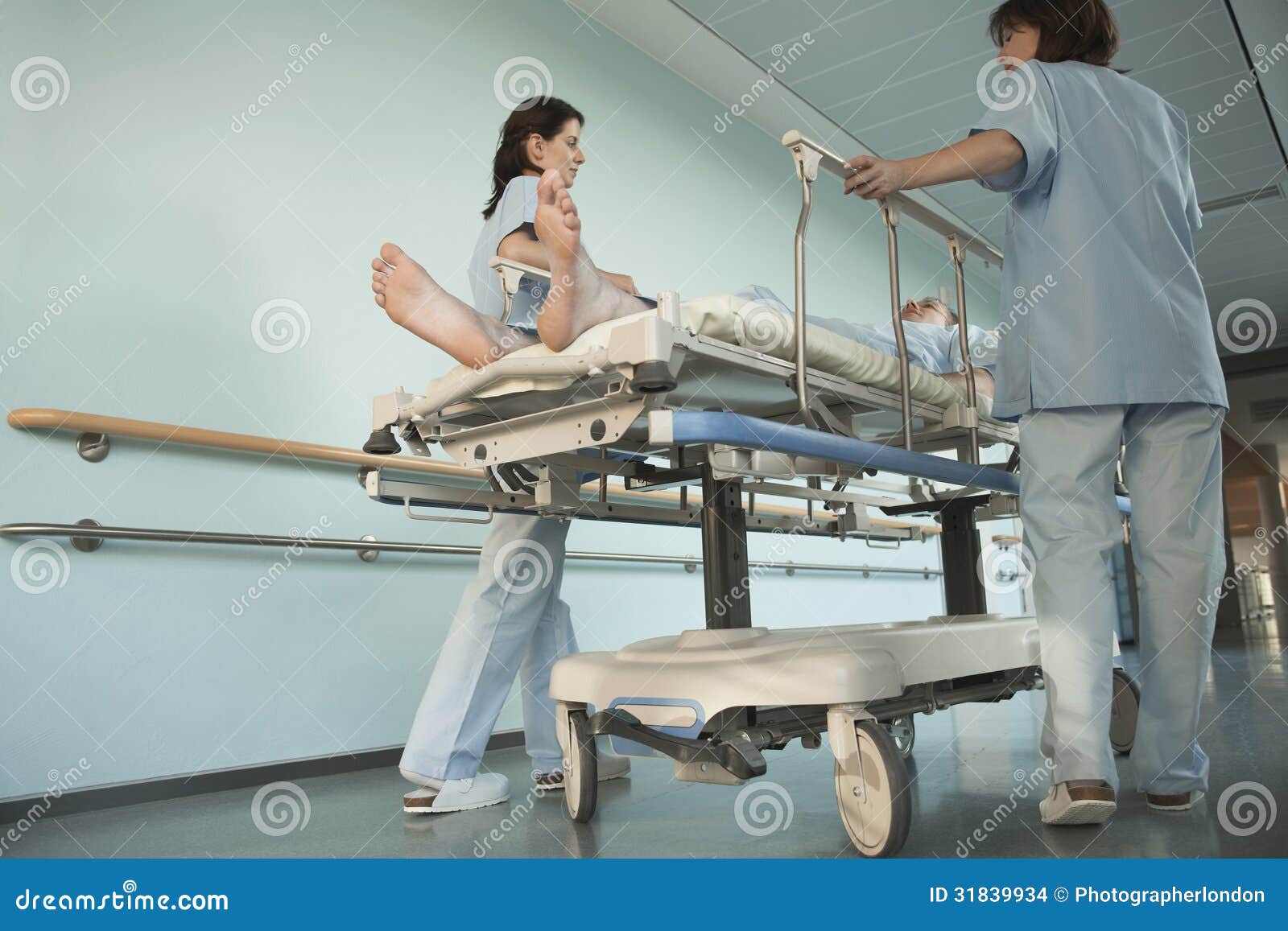 Infermieri Che Muovono Paziente Sulla Barella in Corridoio Dell ...