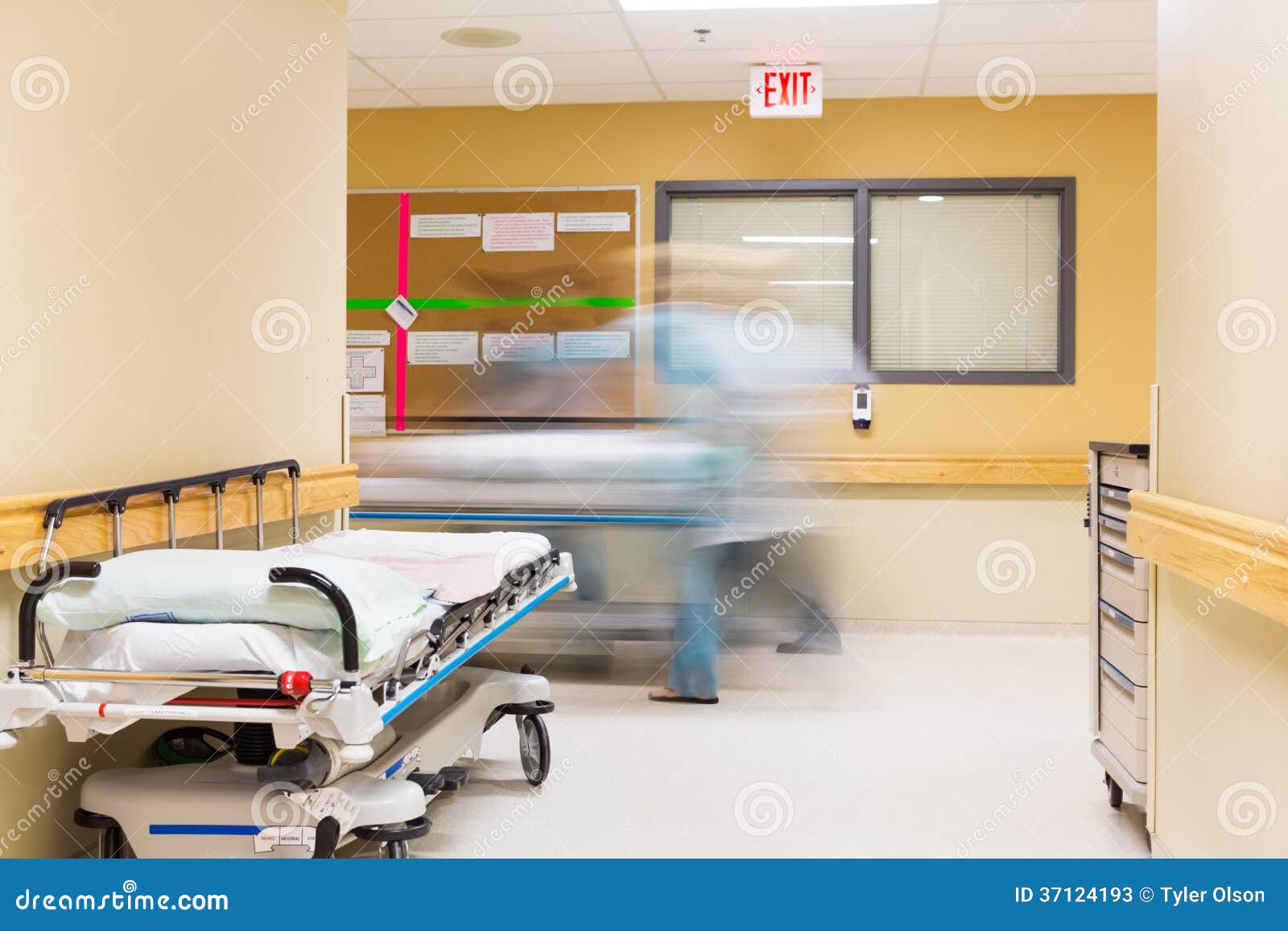 Infermieri Con La Barella Che Camminano in Corridoio Dell'ospedale ...