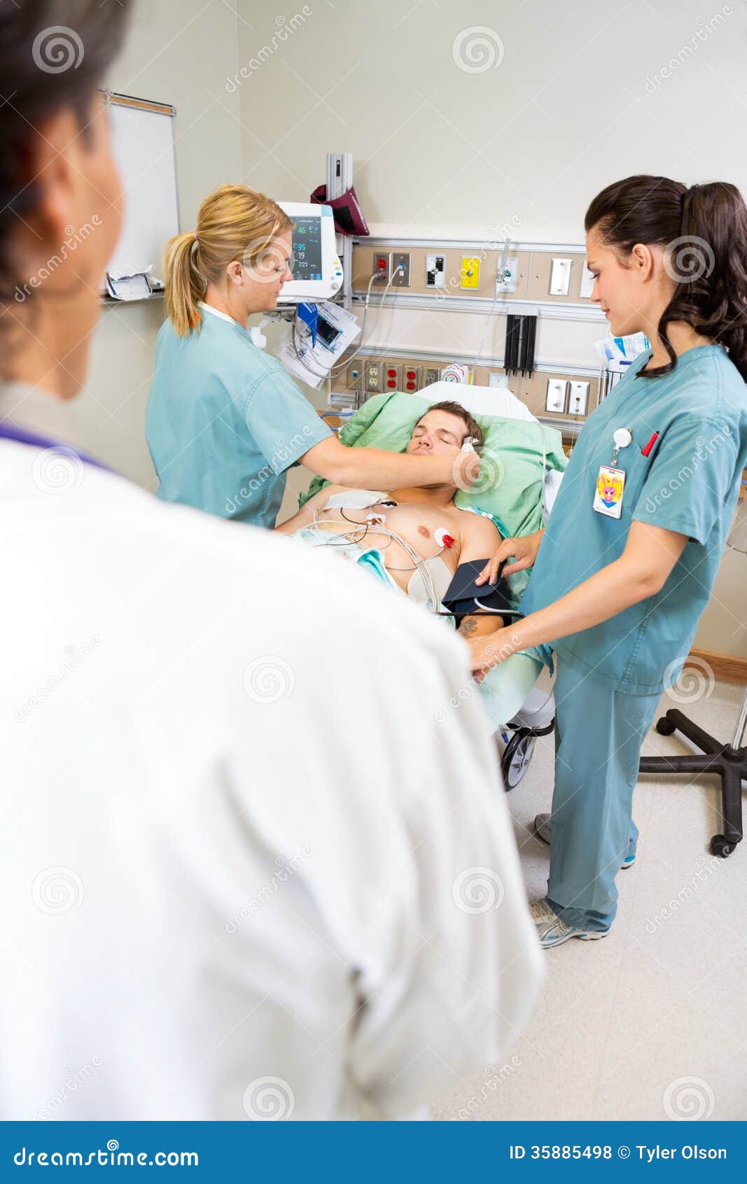 Infermieri Ed Il Dottore Treating Critical Patient Fotografia Stock ...