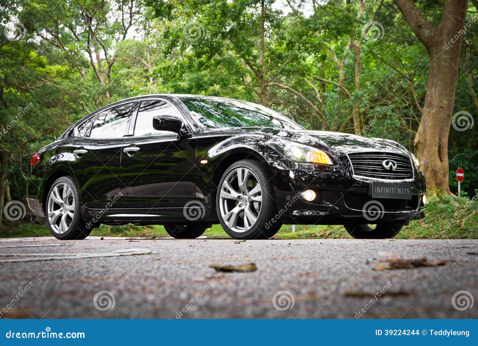 Infiniti M37S 2012 imagen de archivo editorial. Imagen de automotor ...