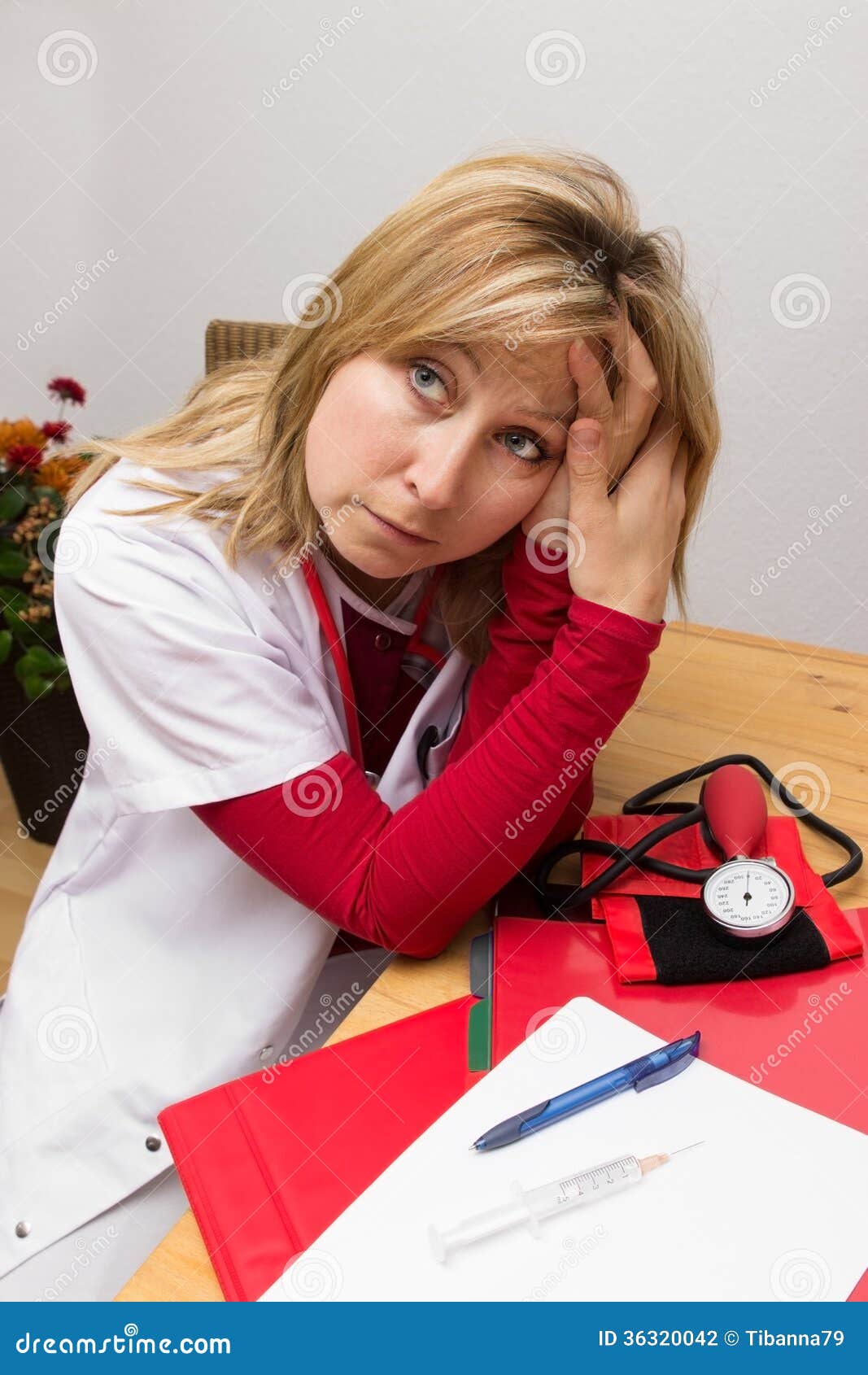 Infirmière épuisée photo stock. Image du douleur, épuisement - 36320042