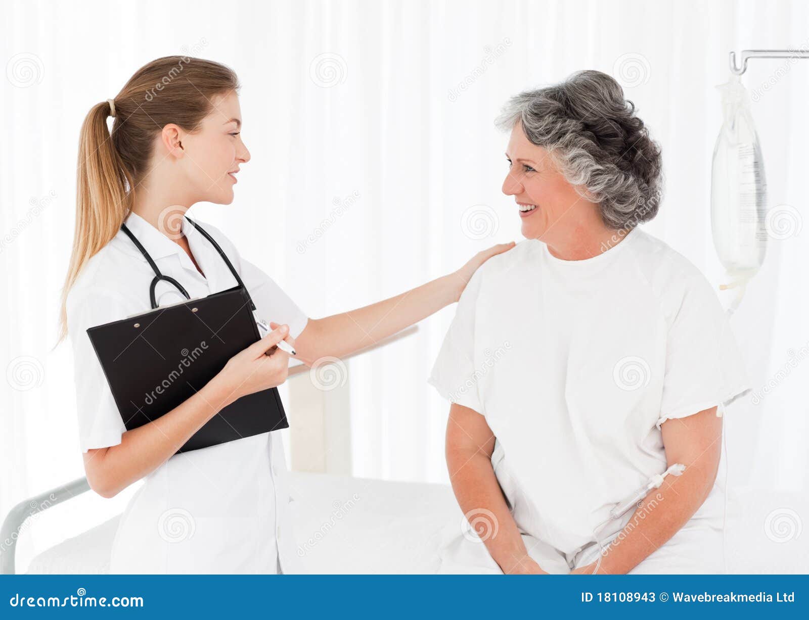 Infirmière Parlant Avec Son Patient Image stock - Image du infirmière ...