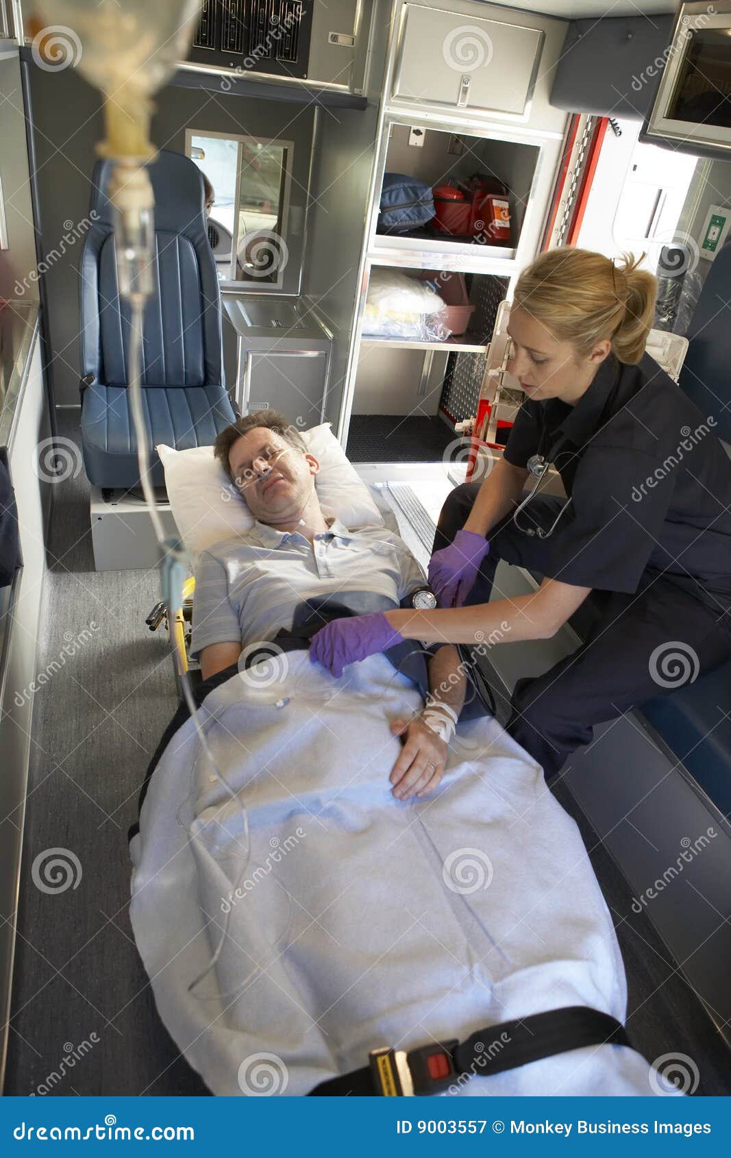 Infirmier Avec Le Patient Dans L'ambulance Image stock - Image du gens ...