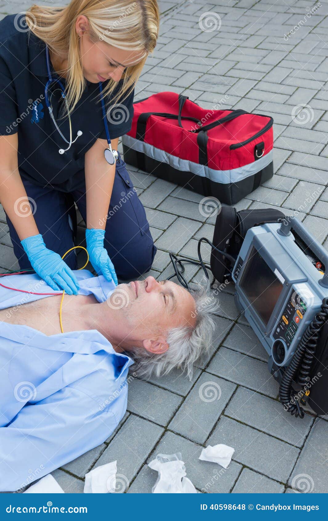 Infirmier Examinant Le Patient Inconscient Photo stock - Image du aide ...