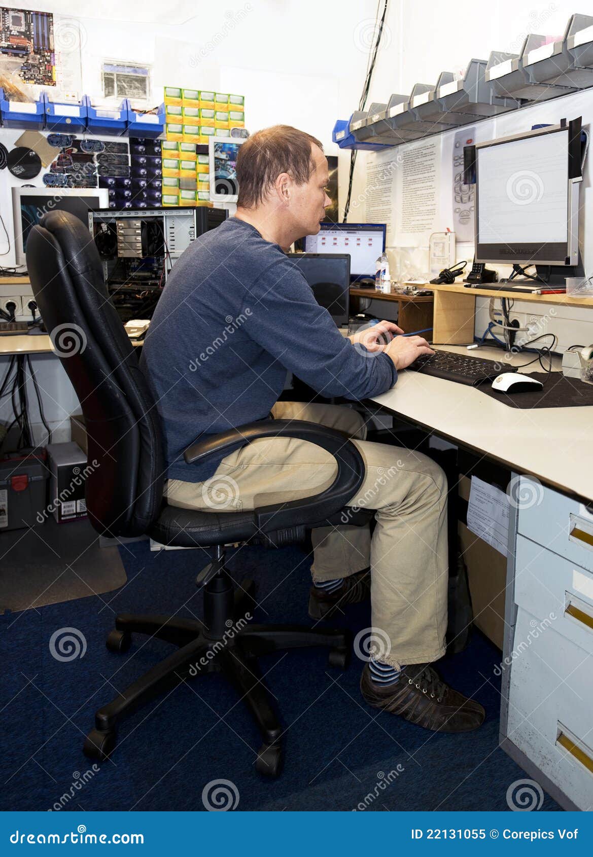 Informaticien image stock. Image du câbles, pièce, homme - 22131055