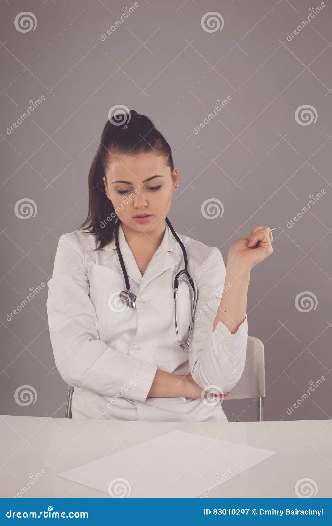 Informe y enfermera imagen de archivo. Imagen de traje - 83010297