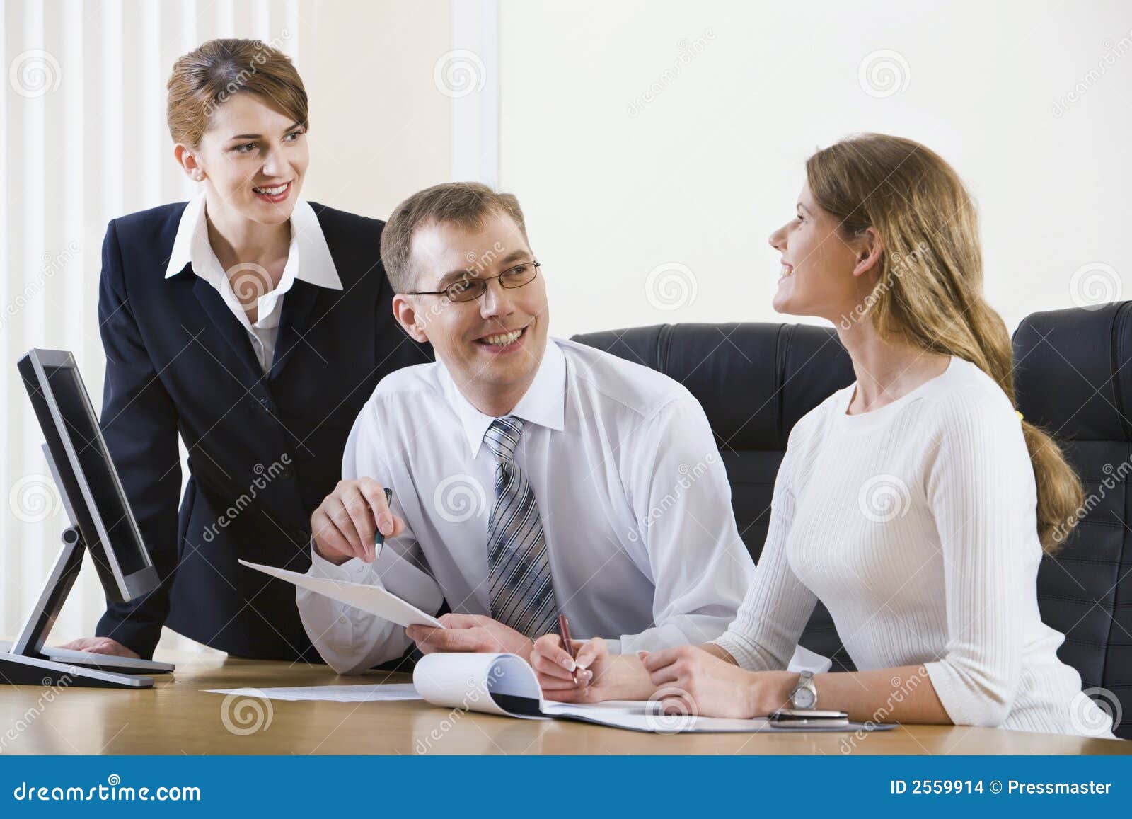 Informeel gesprek stock foto. Afbeelding bestaande uit beroep - 2559914