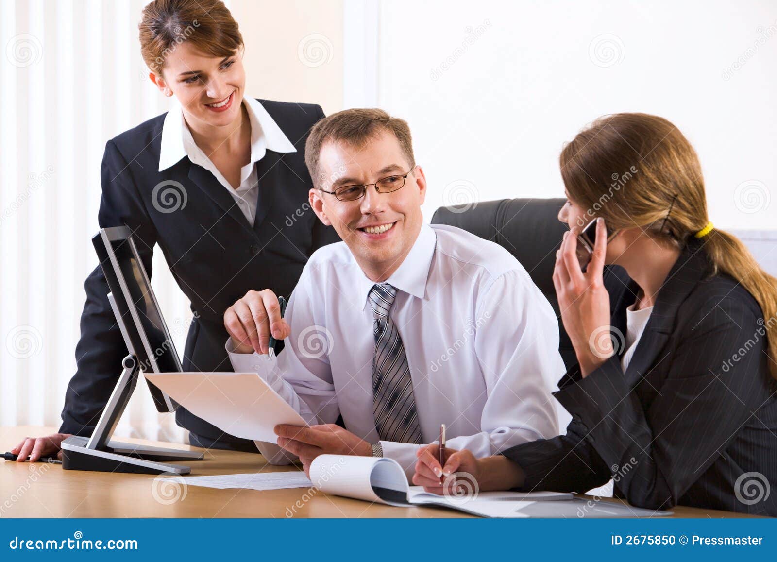 Informeel gesprek stock foto. Image of vertrouwen, monitor - 2675850