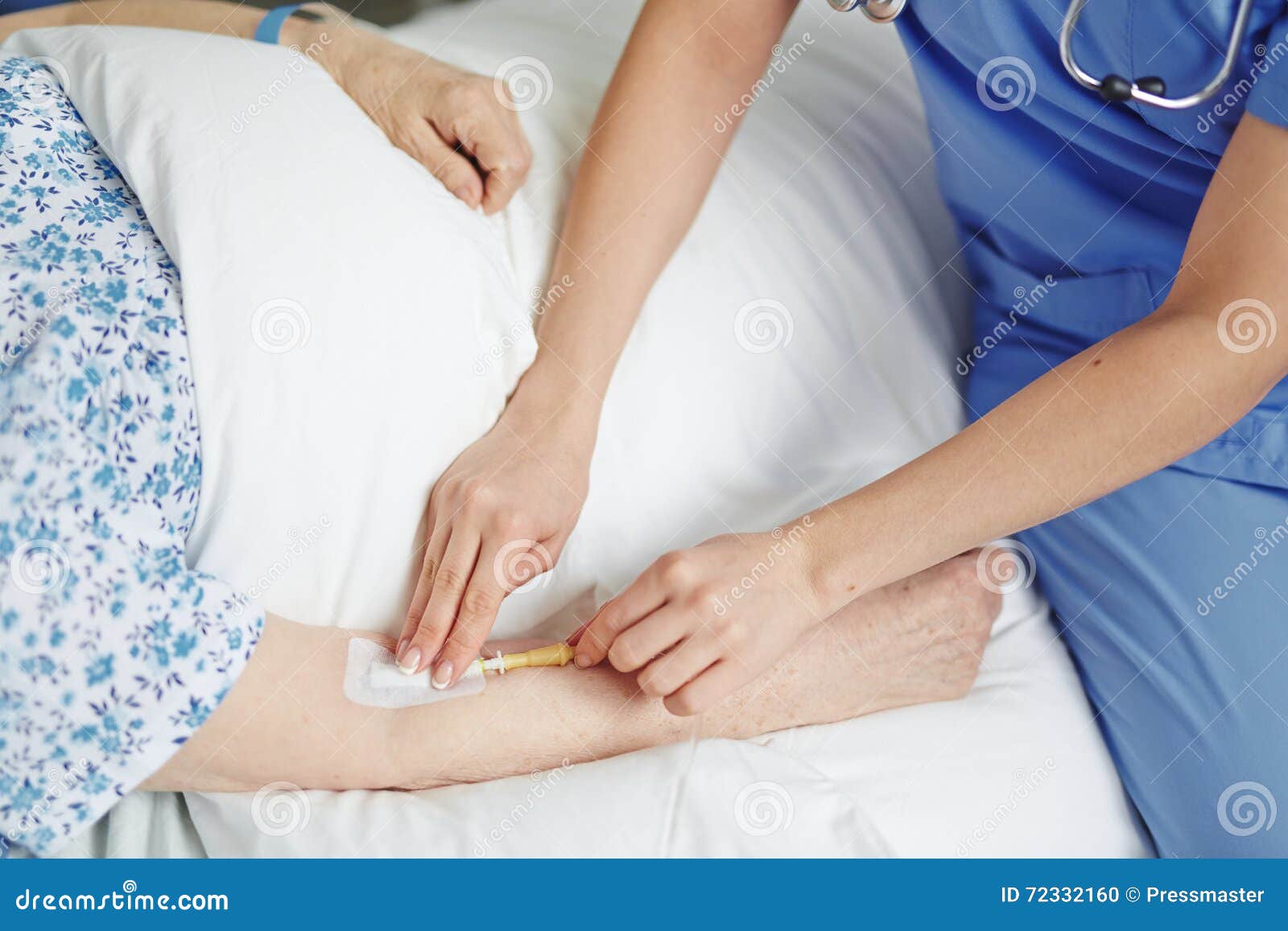 Infusione endovenosa fotografia stock. Immagine di clinico - 72332160