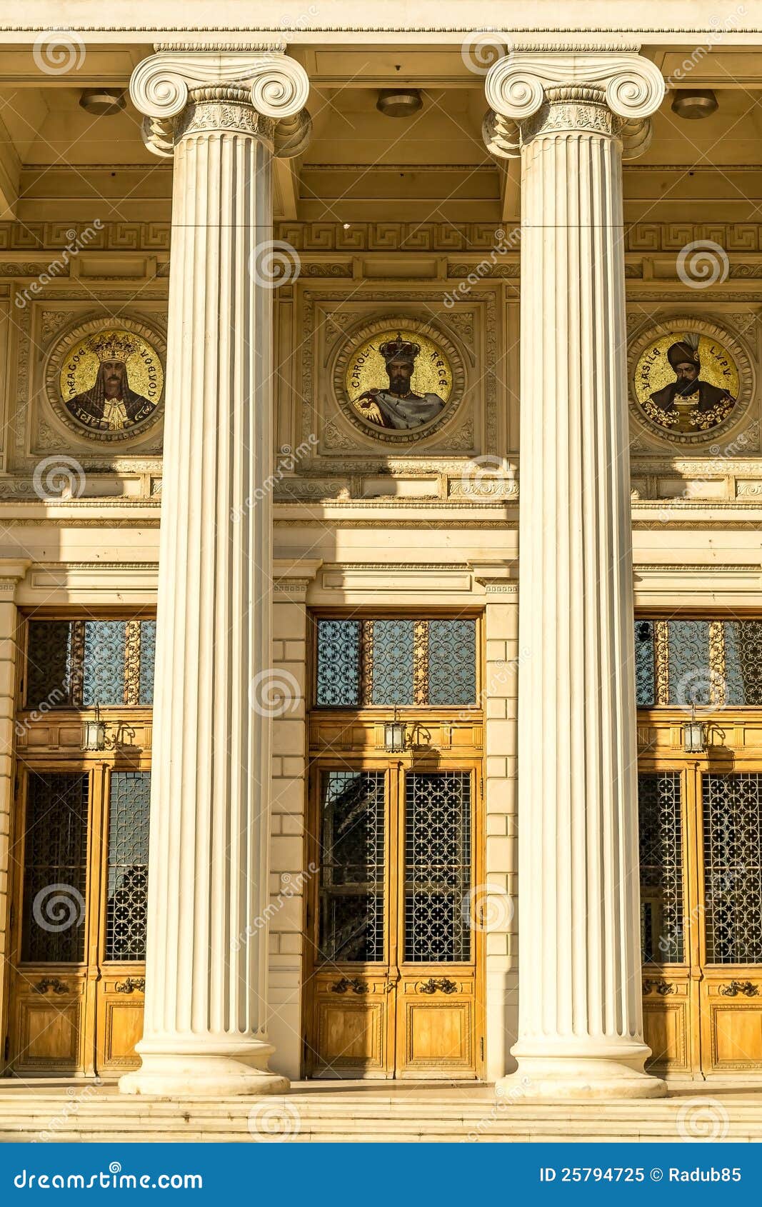 Ingång med kolonner fotografering för bildbyråer. Bild av cylinder ...