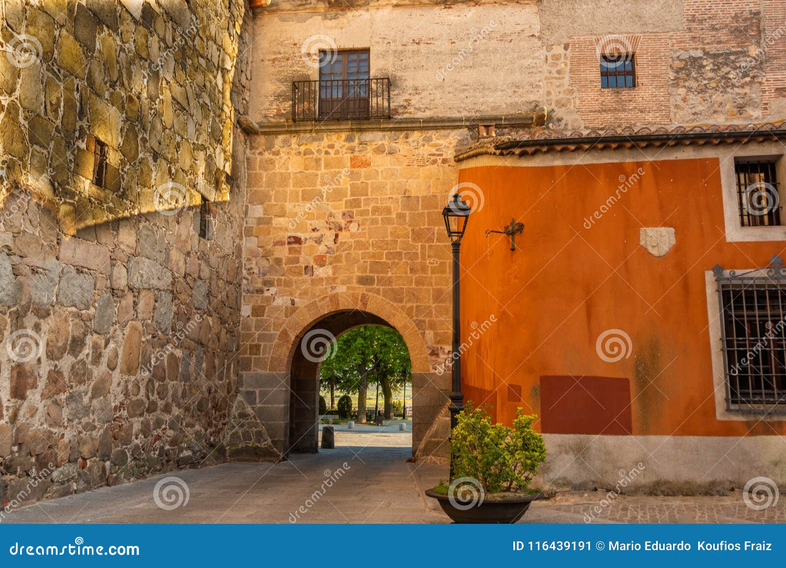 Ingang Aan De Ommuurde Stad Van Avila Spanje Stock Afbeelding - Image ...
