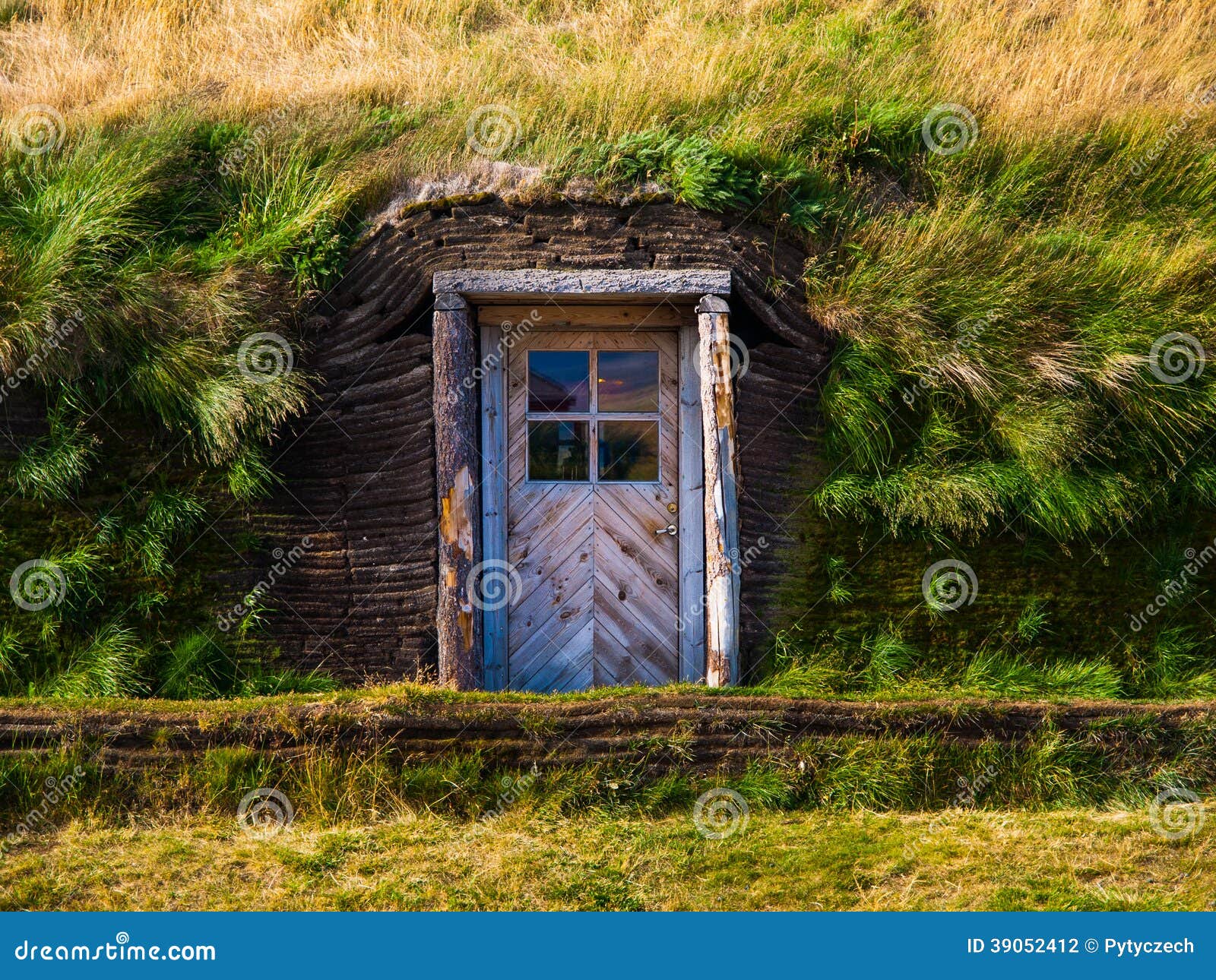 Ingang aan het grashuis stock foto. Image of gevel, deur - 39052412