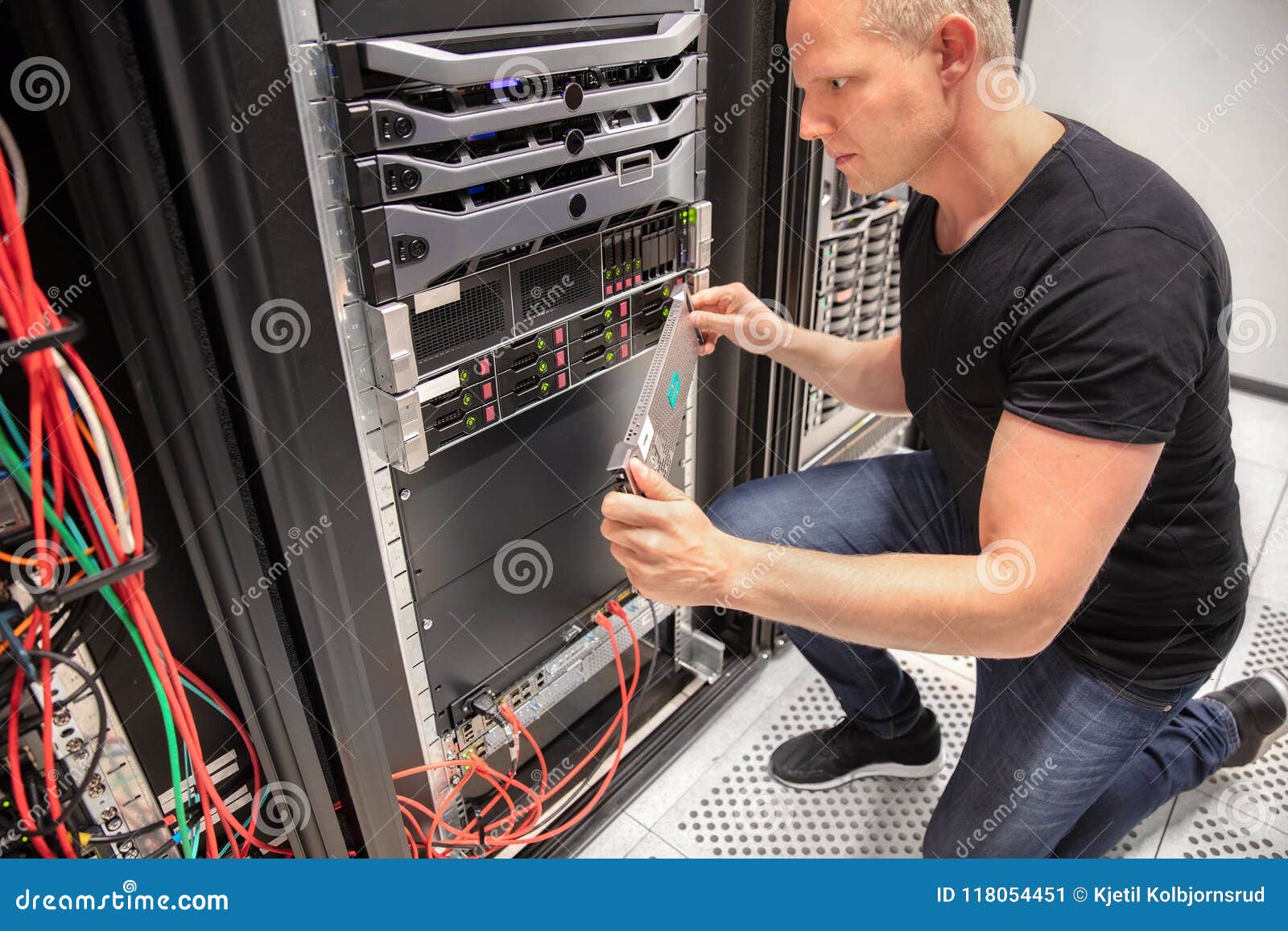 Ingegnere Dell'it Che Lavora Con Il Server in Centro Dati Immagine ...