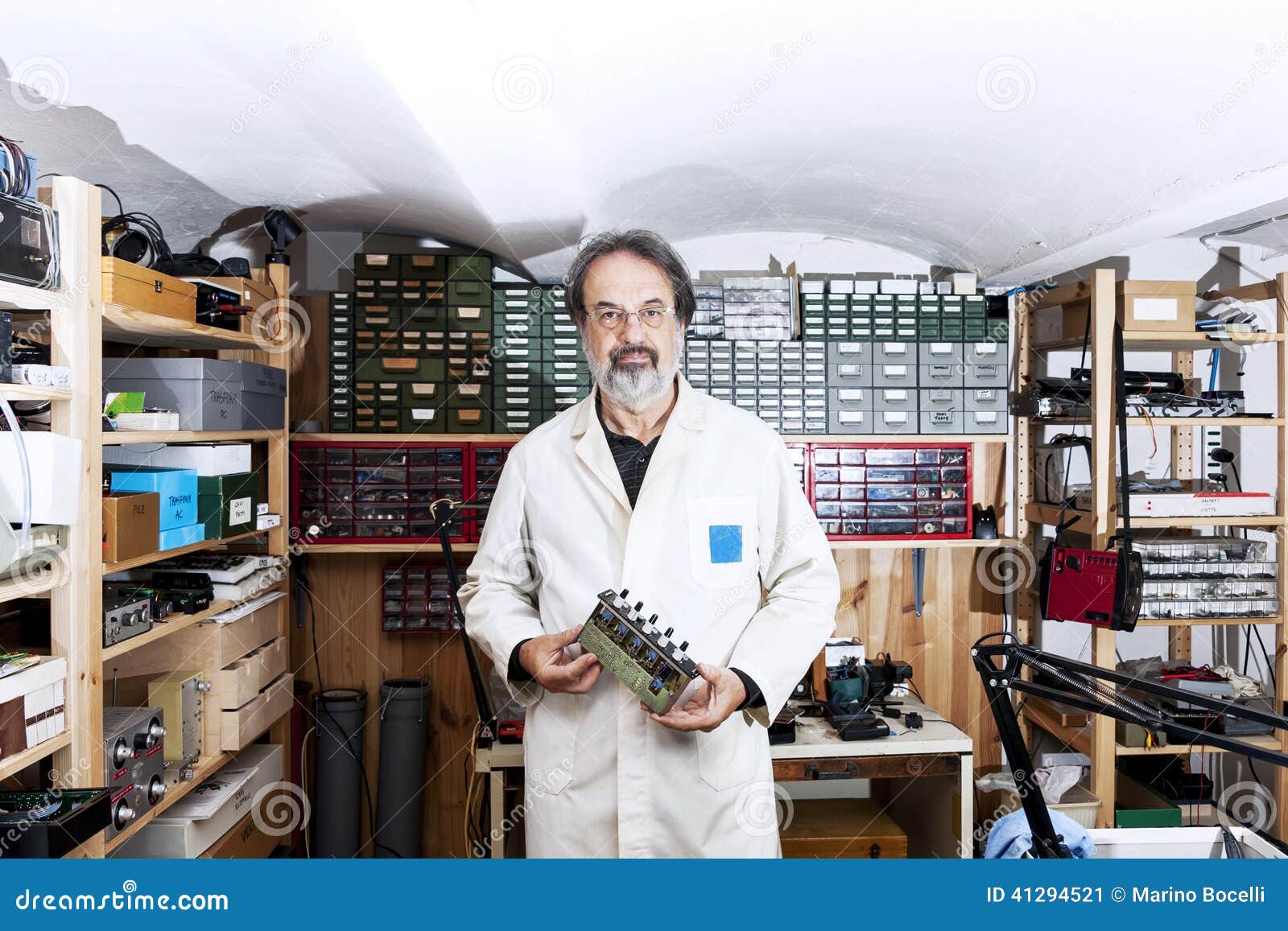 Ingegnere elettronico immagine stock. Immagine di digitale - 41294521