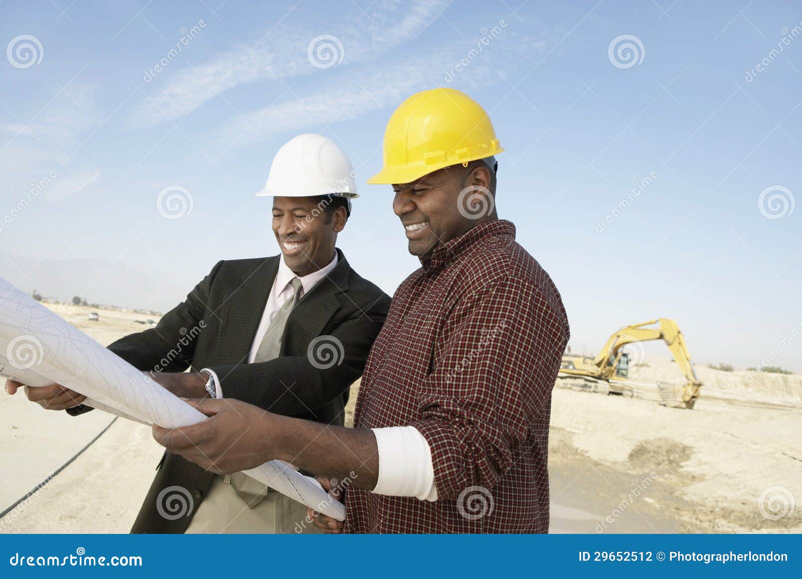 Ingegneri Con Il Modello Al Cantiere Fotografia Stock - Immagine di ...