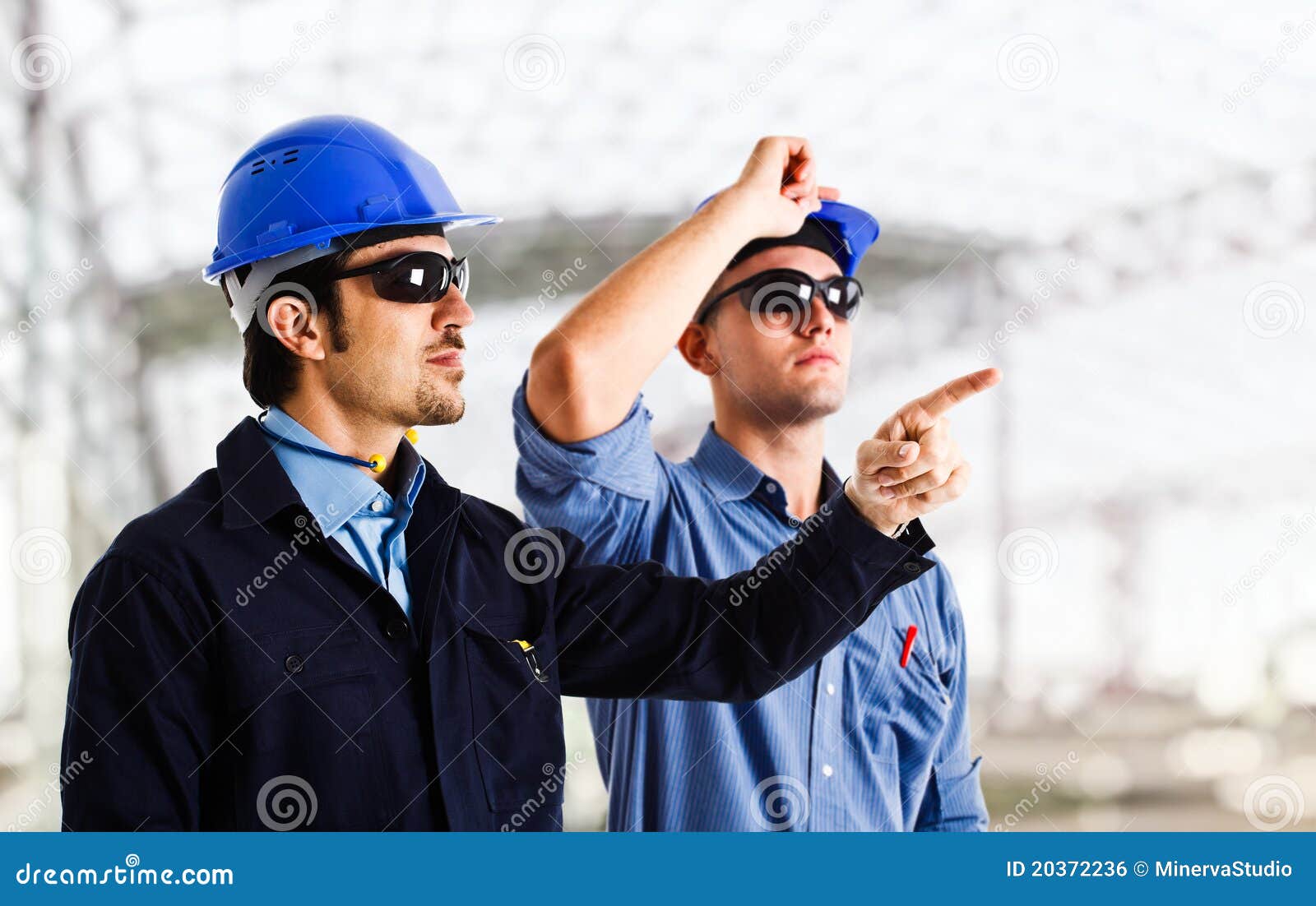 Ingegneri sul lavoro fotografia stock. Immagine di operai - 20372236