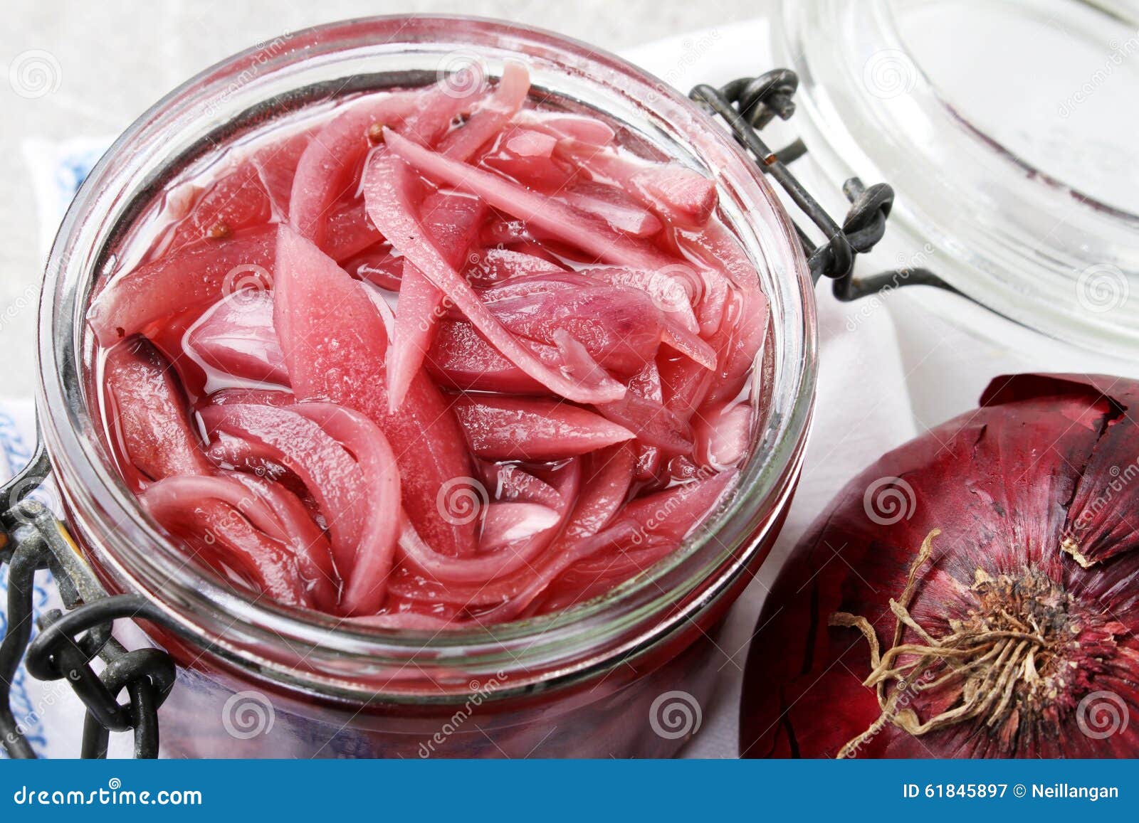 Ingelegde rode ui stock afbeelding. Image of plantaardig - 61845897