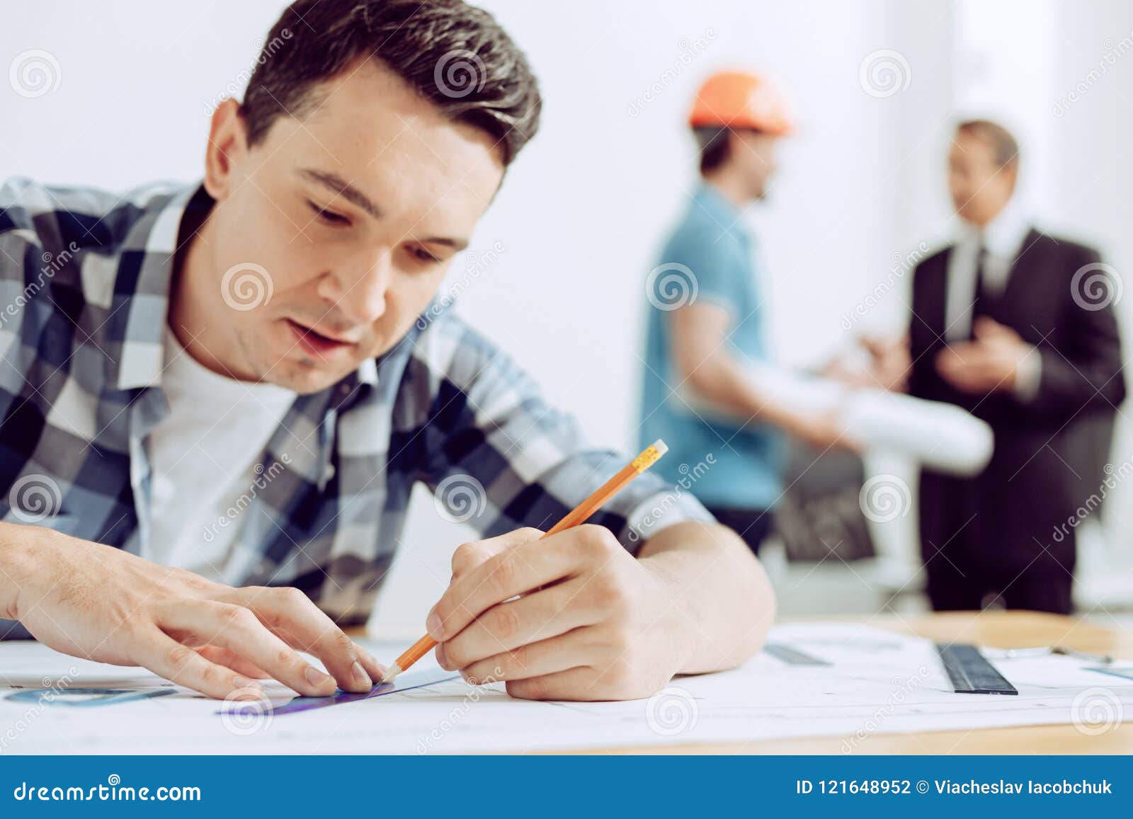 Ingeniero Atento Serio Que Hace Dibujos Importantes Foto de archivo ...