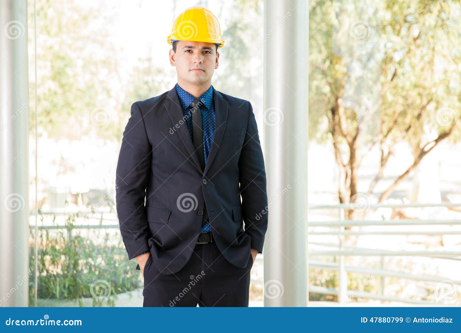 Ingeniero Civil En Un Traje Imagen de archivo - Imagen de mirando ...