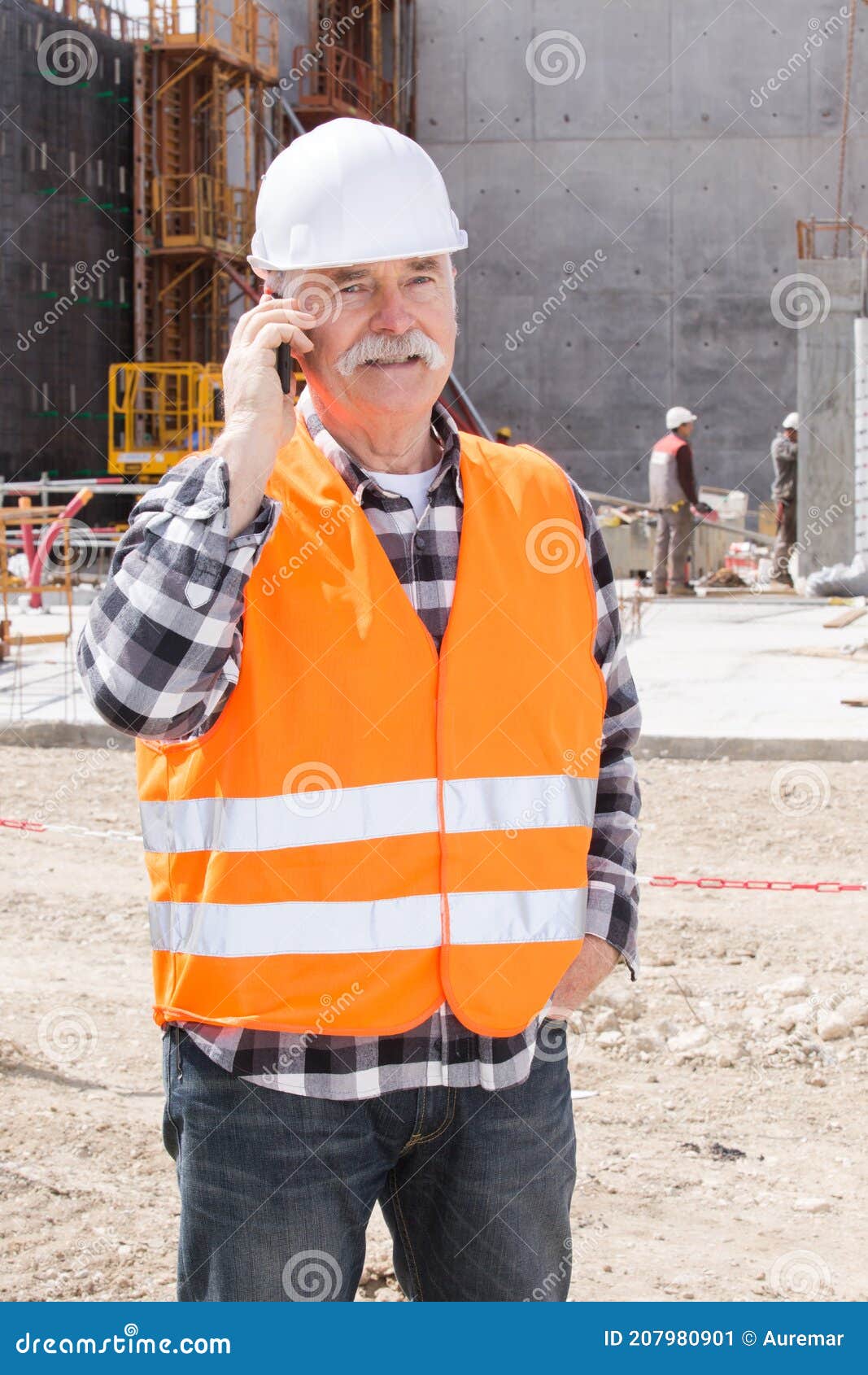 Ingeniero Constructor En Obra Imagen de archivo - Imagen de teléfono ...