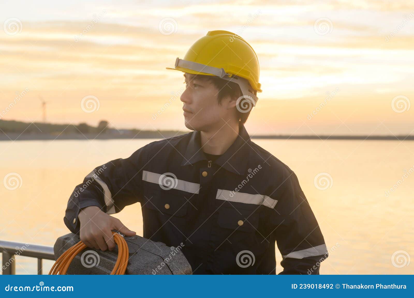 Ingeniero Masculino Usando Casco Protector Al Atardecer Foto de archivo ...