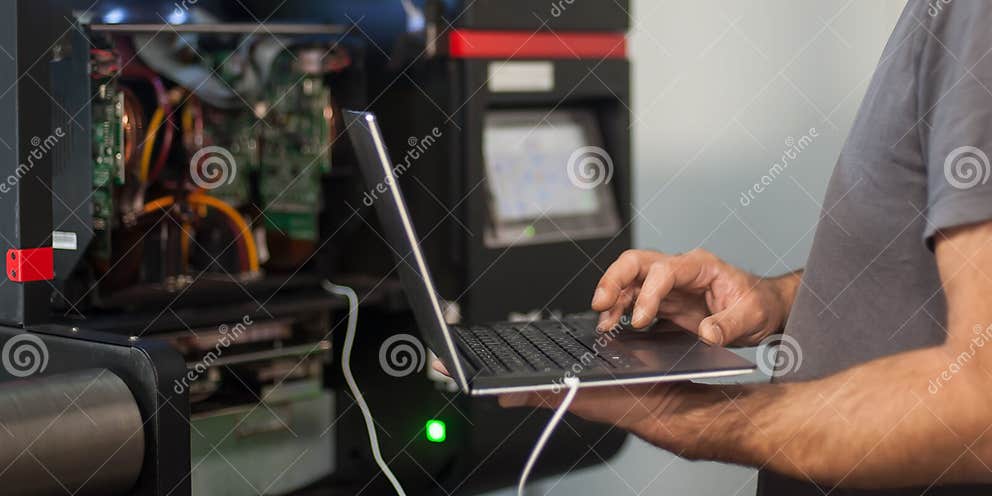 Ingeniero Técnico Electricista Inspeccionar El Sistema Con Computadora ... Ingeniero Técnico Electricista Inspeccionar El Sistema Con Computadora ...