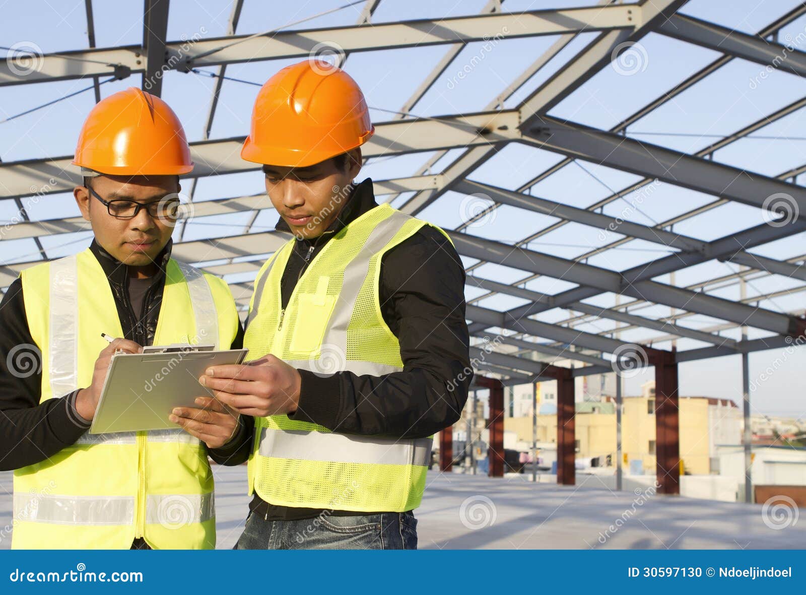 Ingenieros de construcción foto de archivo. Imagen de arquitecto - 30597130