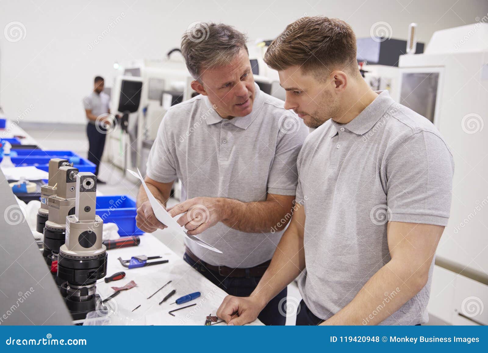 Ingenieur and Apprentice Discussing Job Sheet in Factory Stockfoto ...