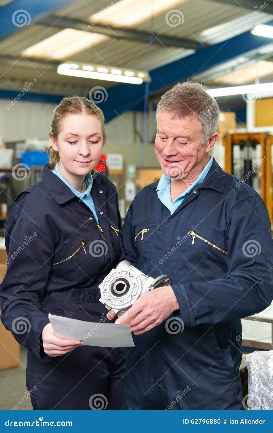 Ingenieur and Apprentice Looking Bij Component in Fabriek Stock Foto ...