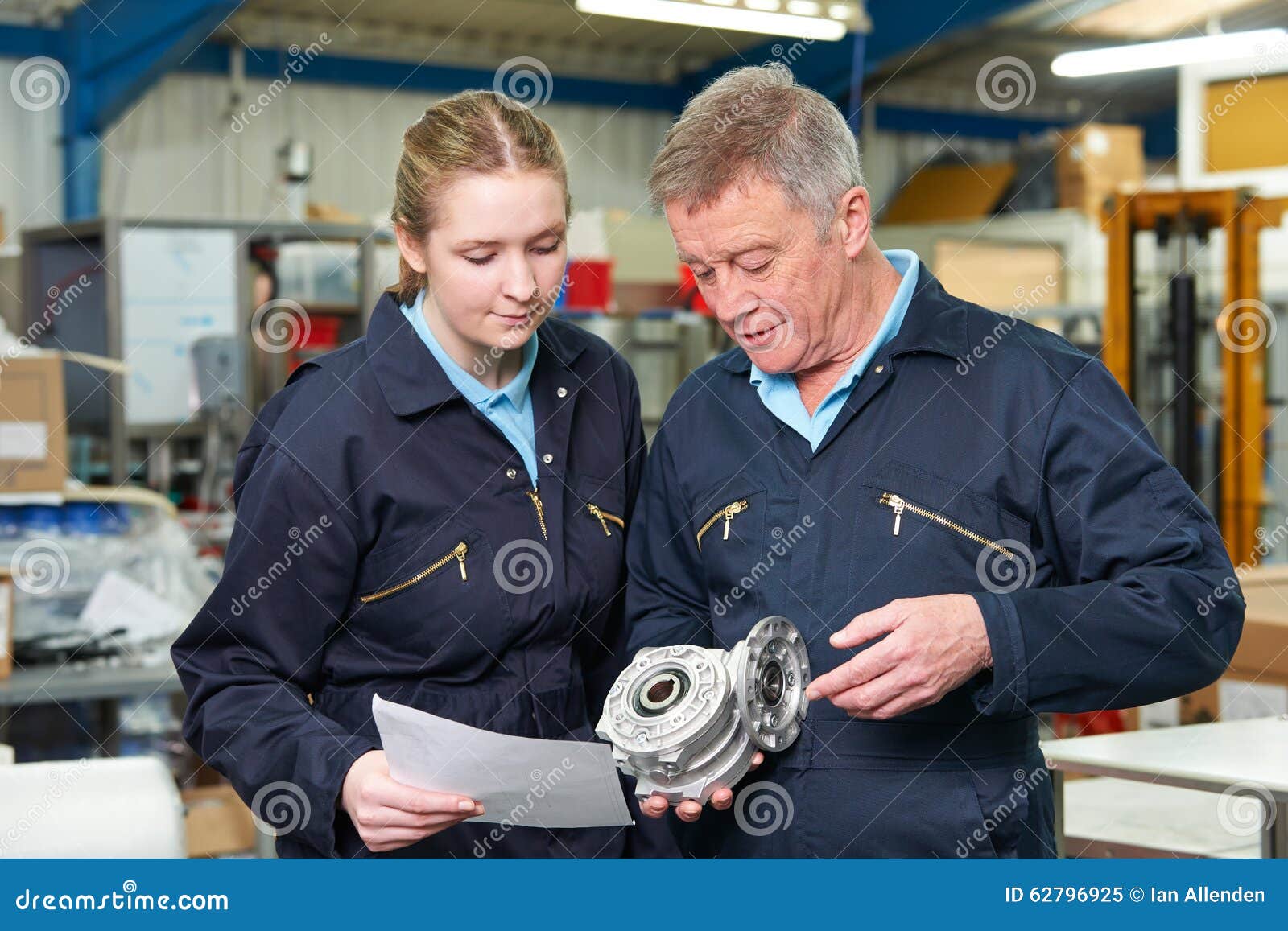 Ingenieur with Apprentice Looking Bij Component in Fabriek Stock ...
