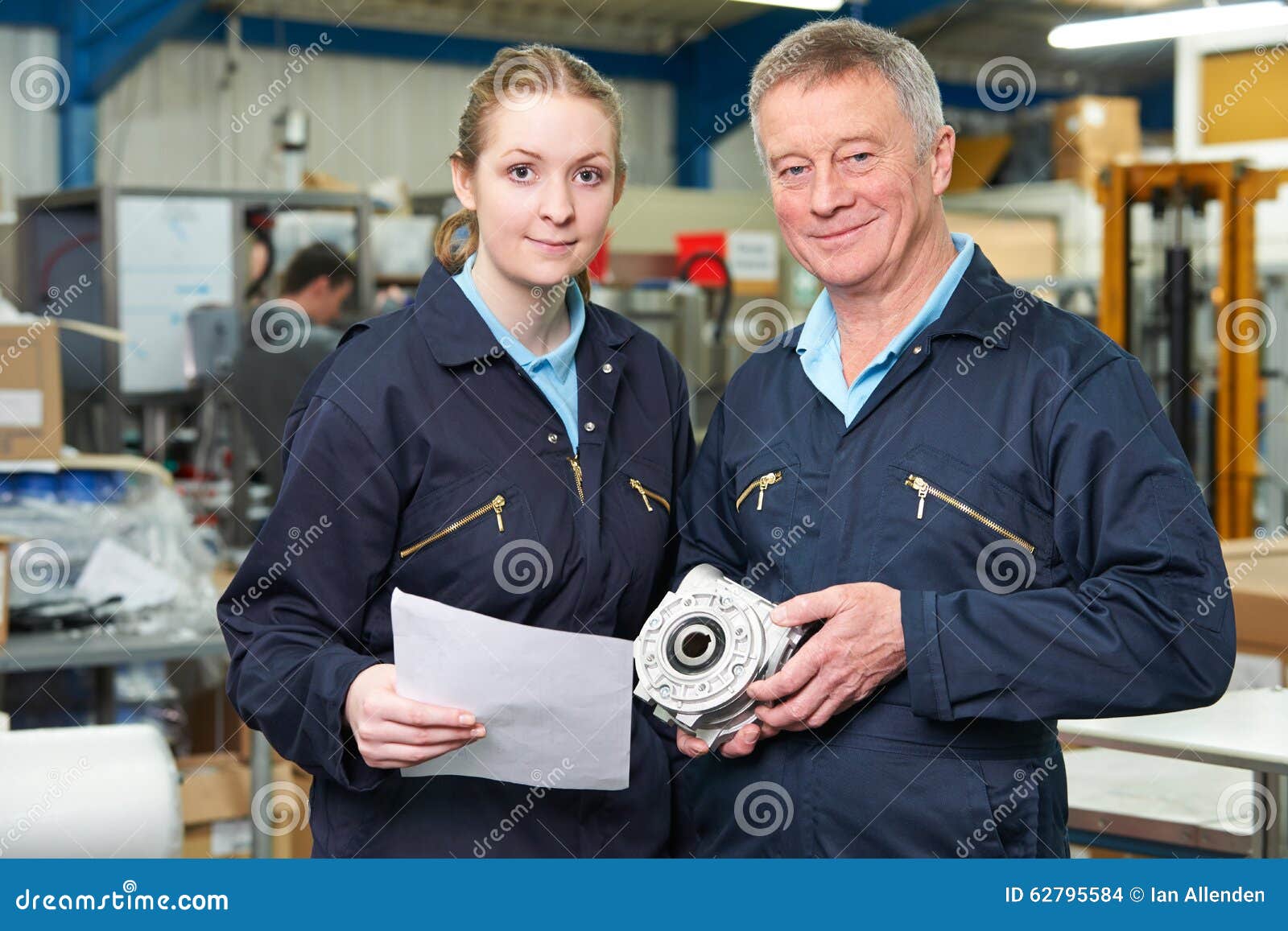 Ingenieur with Apprentice Looking an Der Komponente in Der Fabrik ...