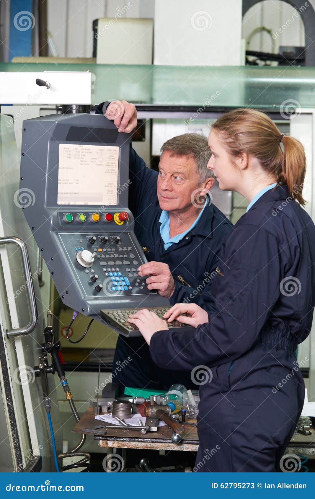 Ingenieur-and Apprentice Using Computergesteuerte Schneidemaschine ...